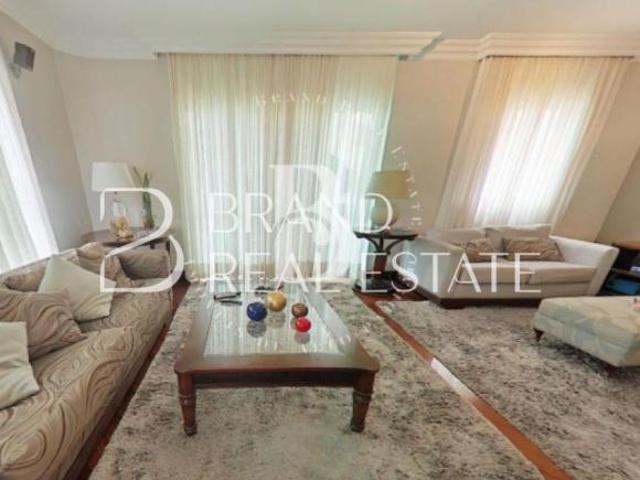 Apartamento em andar alto e ótima vista, localizado em Moema