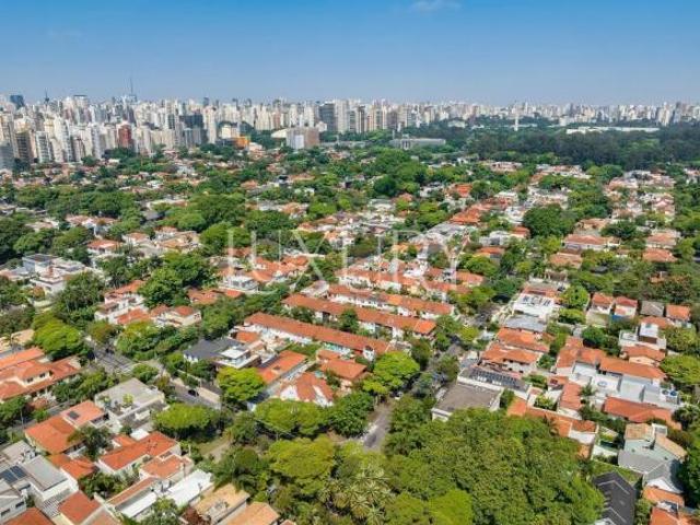 Apartamento em andar alto e no contra piso no Praça Henrique Monteiro com 232 m²,3 suítes à venda no