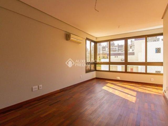 Apartamento em andar alto, sol da manhã, vista e privacidade. Piso revitalizado, pintura nova. peça