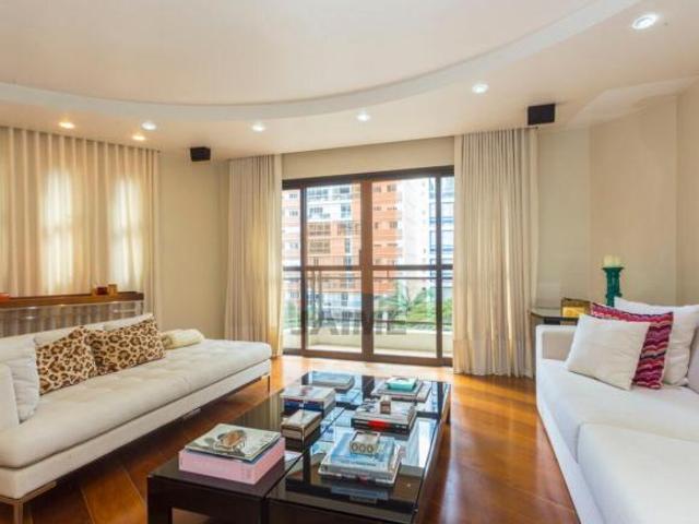Apartamento em área nobre, 3 dormitórios sendo 2 suítes e 2 vagas, perto do Parque Buenos Aires