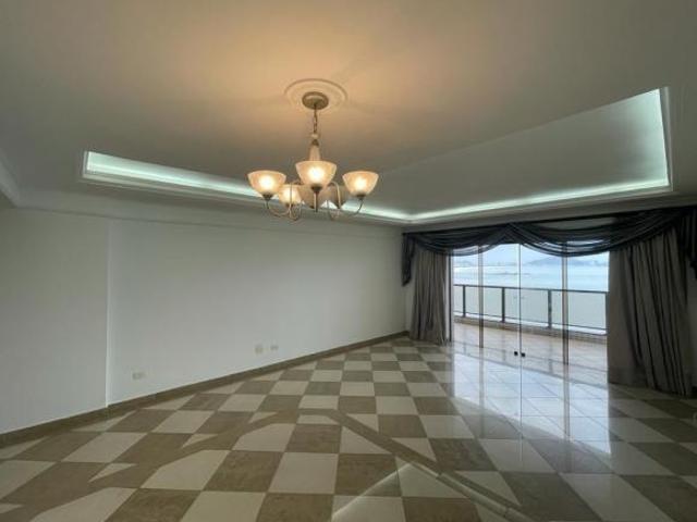 Apartamento em Avenida General Monteiro de Barros Vila Luis Antônio Guarujá/SP