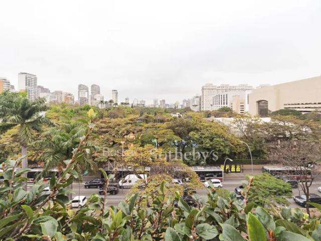 Apartamento em condomínio clássico próximo ao Clube Pinheiros