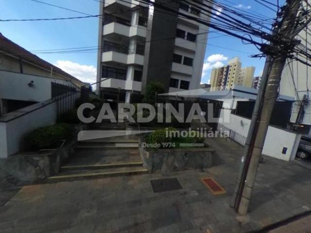 Apartamento em condomínio bem localizado com duas unidades por andar sendo frente e fundos área cent