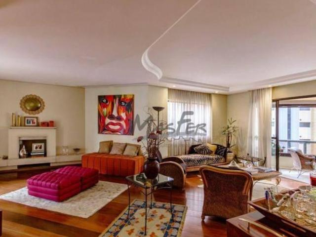 Apartamento em condomínio clube, com 245m2 de área útil, 4 dormitórios sendo 2 suítes, 4 vagas + d