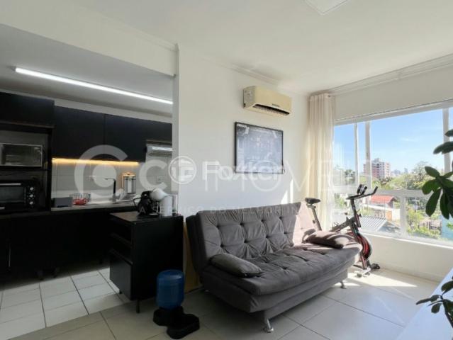 Apartamento em condomínio com 2 dormitórios em Porto Alegre