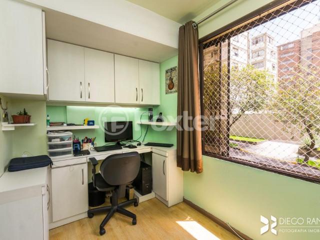 Apartamento em condomínio com 2 dormitórios em Porto Alegre