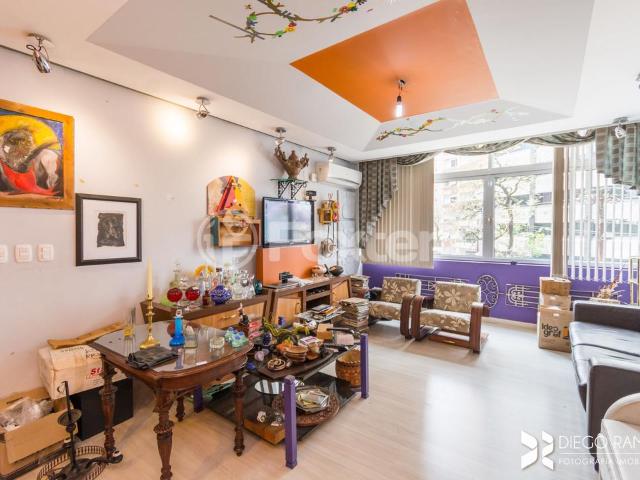 Apartamento em condomínio com 2 dormitórios em Porto Alegre