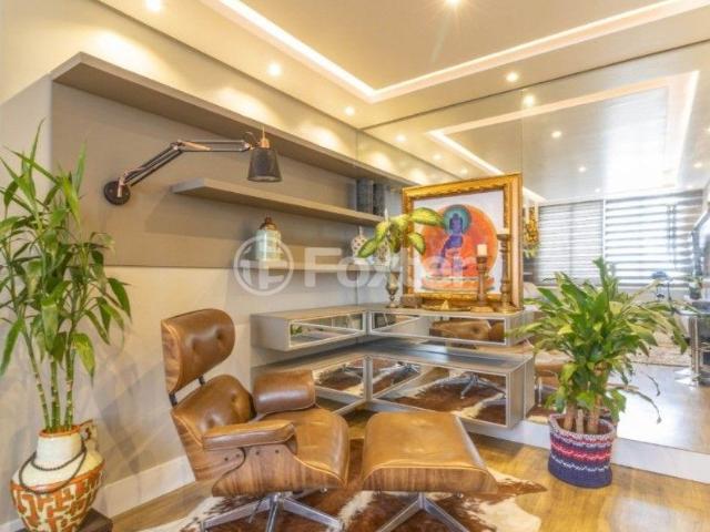 Apartamento em condomínio com 3 dormitórios em Porto Alegre