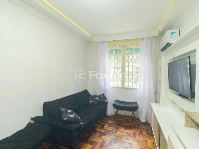 Apartamento em condomínio com 3 dormitórios em Porto Alegre