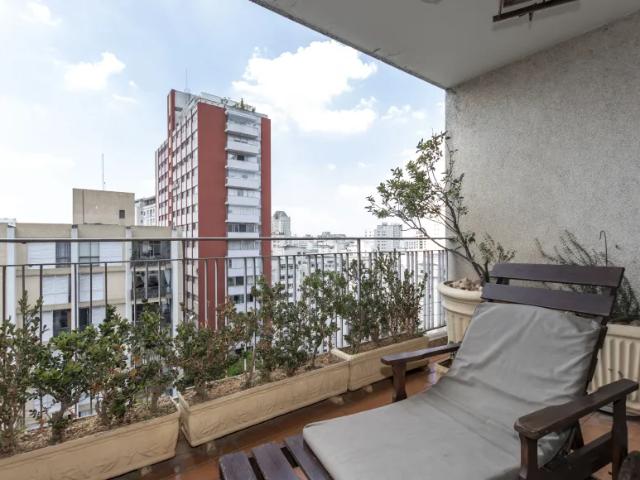 Apartamento em edifício vintage e localização privilegiada