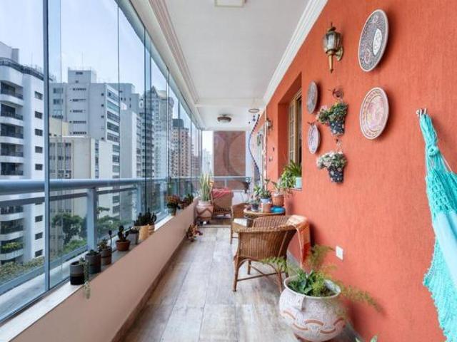 Apartamento em Higienópolis 160m² condomínio barato