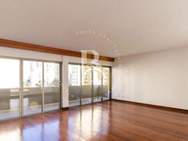 Apartamento em localização privilegiada e vista panorâmica em Moema