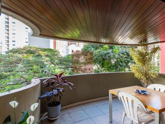 Apartamento em Moema, 4 suítes, 3 vagas 198m²