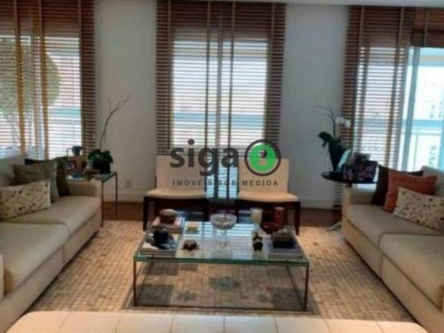 Apartamento em Moema Alto Padrão 275m², 3 quartos e 4 Vagas!