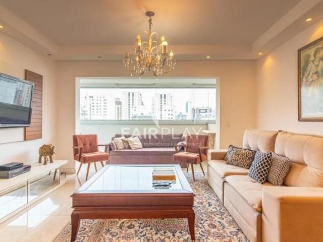 Apartamento em Moema com 3 suítes, Varanda e 3 Vagas 160m