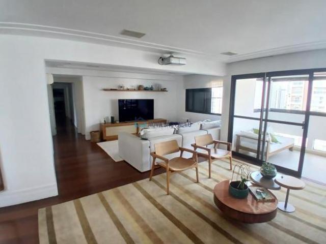 Apartamento em Moema com 230m², com 03 dormitórios, sendo 03 suites e 4 vagas de