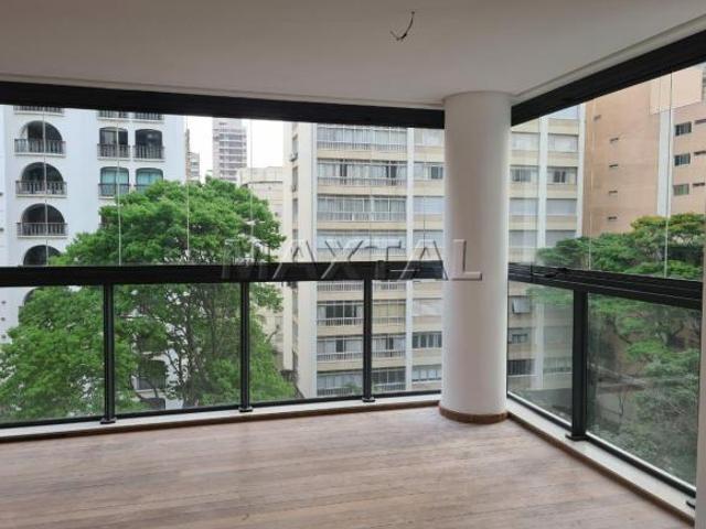 Apartamento em nobre região com 3 dormitórios, 3 suítes, master com sacada, ampla sala. 4 vagas