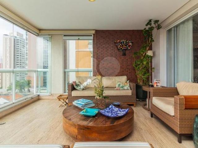 Apartamento em Perdizes com varanda gourmet, 3 suítes, 5 banheiros e 4 vagas