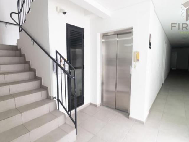 APARTAMENTO EM PINHAIS COM SACADA E CHURRASQUEIRA NO 2 ANDAR