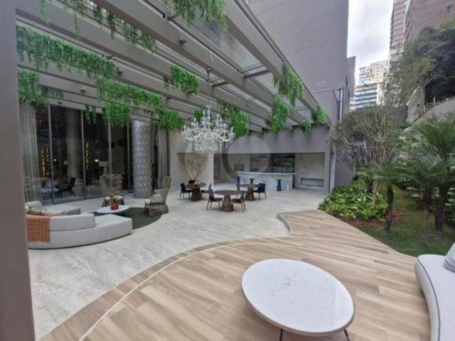 Apartamento em Pinheiros 3 suítes, 4 vagas com 213m²