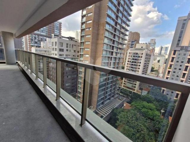 Apartamento em Pinheiros 3 suítes, 4 vagas com 213m²