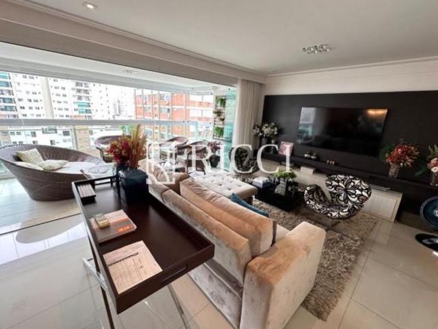 Apartamento em prédio Alto Padrão, em excelente ponto do Embaré!