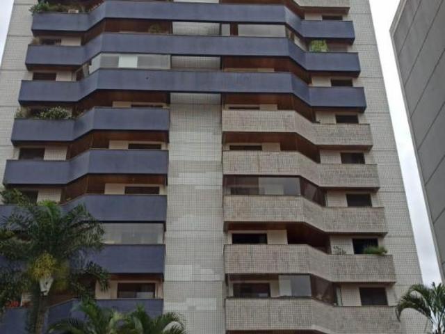 Apartamento em prédio imponente e em boa localização
