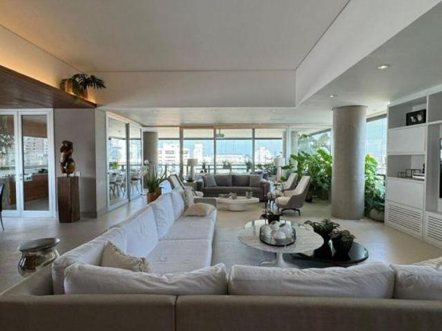 Apartamento em prédio moderno com vista livre, em um bairro nobre de São Paulo