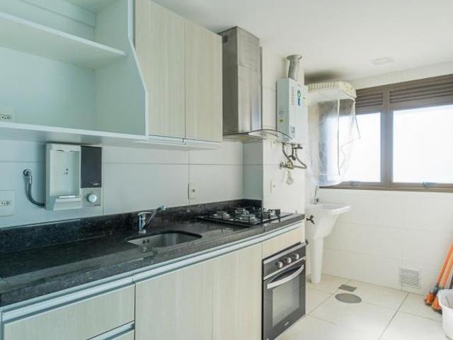 Apartamento em prédio seminovo, desocupado, andar alto, sol da manhã. Possui dois dormitórios, 1 suí
