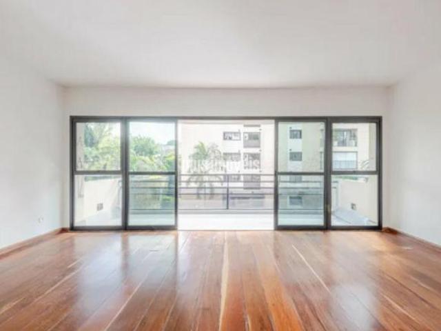 Apartamento em Real Parque com 240m²