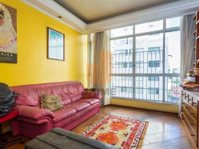 Apartamento em rua tranquila, arborizada, excelente localização da Santa Cecília