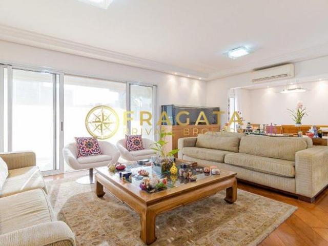 Apartamento em Santa Cecília 240m²
