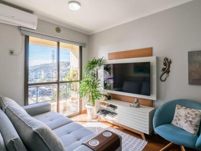 Apartamento ensolarado, 02 dormitórios, sacada, 01 vaga coberta