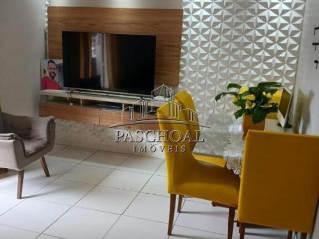 Apartamento escada 1º andar 2 quartos, sendo 1 suite, fina reforma, 300m do mar na Tupi