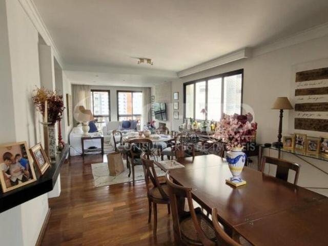 Apartamento Espaçoso 220m² na Vila Suzana! 4 dormts, 3 suítes, living amplo com lareira e 4vgs