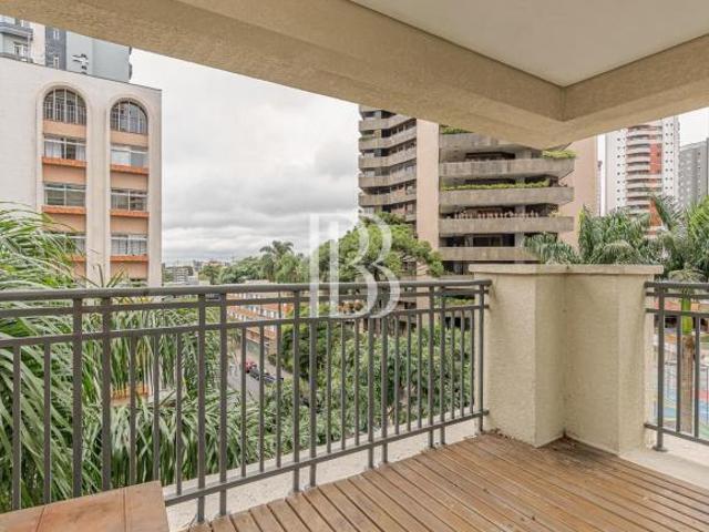 Apartamento espaçoso com 4 quartos e 3 vagas de garagem no bairro Cabral