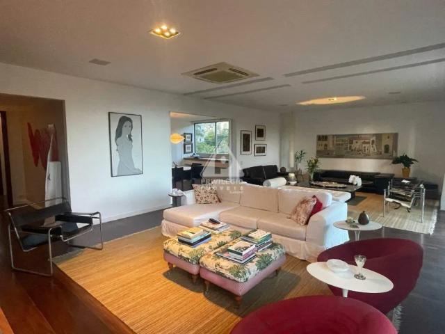Apartamento espaçoso com 4 quartos e 2 vagas em São Conrado, perto do Fashion Mall