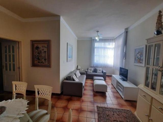 Apartamento espaçoso, com o prédio frente praia. descer e ja está na praia