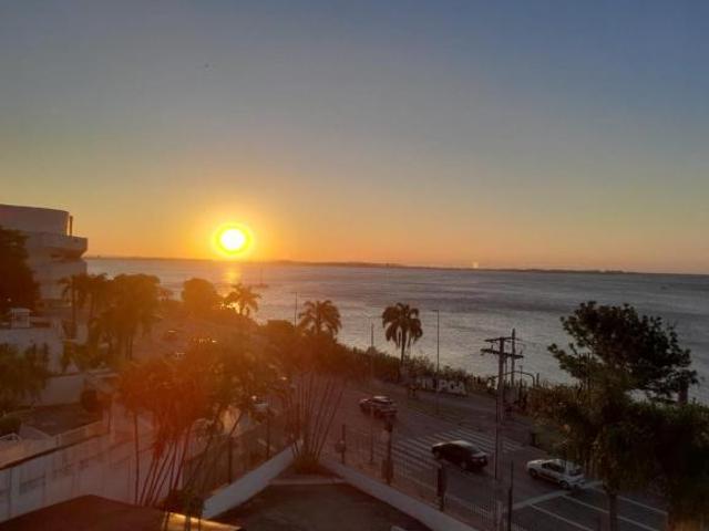 APARTAMENTO ESPAÇOSO COM VISTA MAGNÍFICA PARA O GUAÍBA!