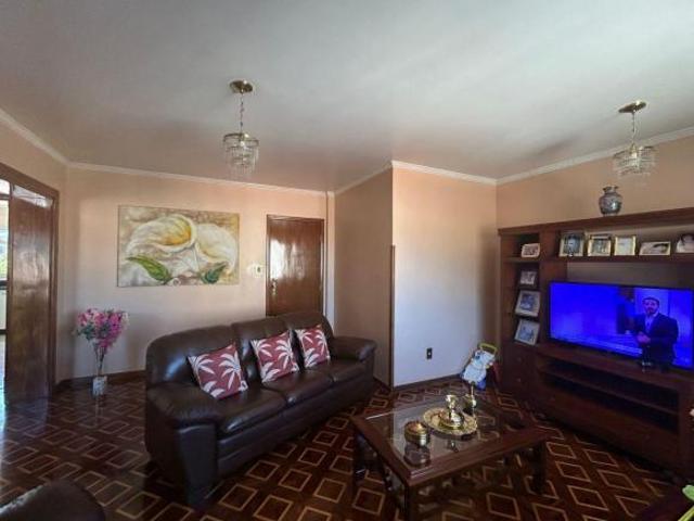 Apartamento Espaçoso e Bem Conservado em Região Privilegiada | 130 m²