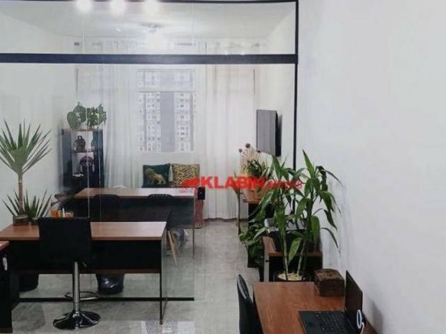 Apartamento Estilo Kitnet Reformado de 1 Dormitório com Aproximadamente 33m² de Área Útil com Boa Lo