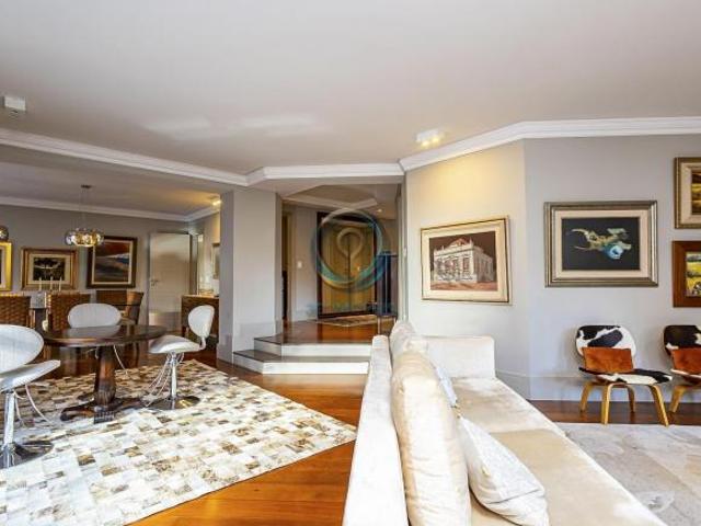 Apartamento Exclusivo com 4 Dormitórios e 3 Vagas