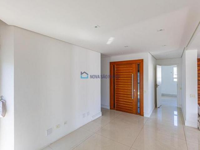 Apartamento Exclusivo em Moema: 230m², 1 por andar, varanda ampla e 3 vagas