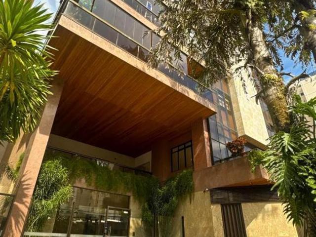 Apartamento Exclusivo no Bom Pastor 4 Suítes, 1 por Andar e Vista para a Praça
