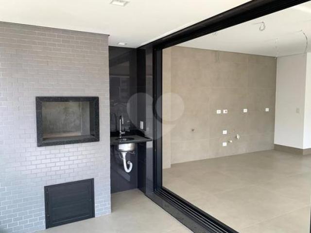 Apartamento face norte no Bigorrilho com 3 quartos e 2 vagas
