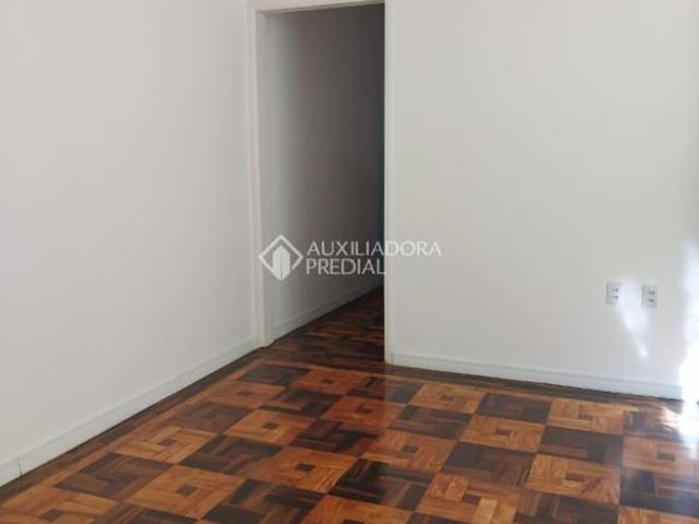 Apartamento frente, 2 dormitórios com sacada e pátio!
