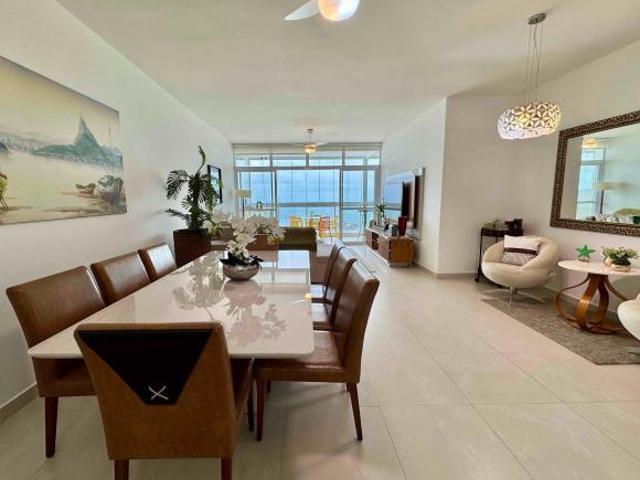 Apto beira mar à Venda na Pitangueiras| QVista Inteligência Imobiliária Guarujá