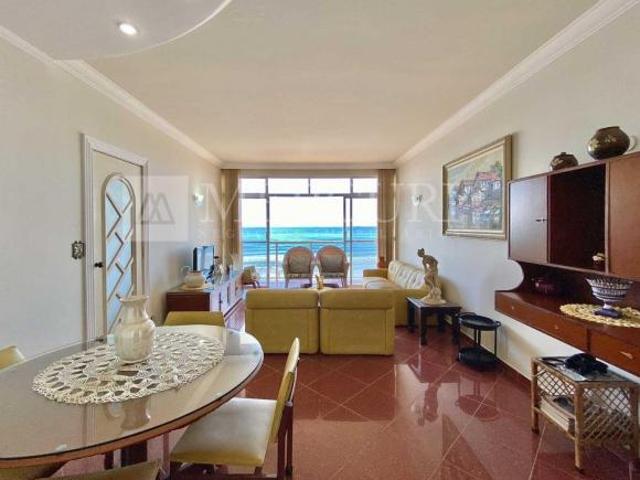 Apartamento frente ao mar à venda na Praia da Pitangueiras em Guarujá