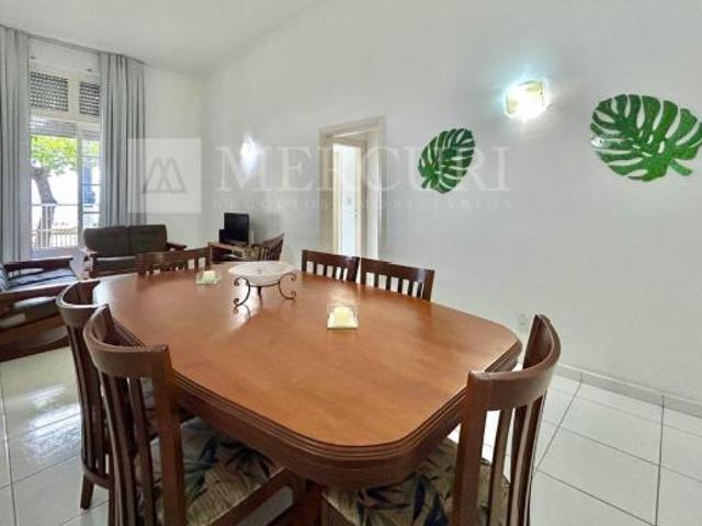 Apartamento frente ao mar à venda na Praia das Pitangueiras em Guarujá
