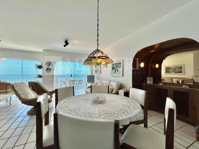 Apartamento frente ao mar à venda na Praia das Pitangueiras em Guarujá